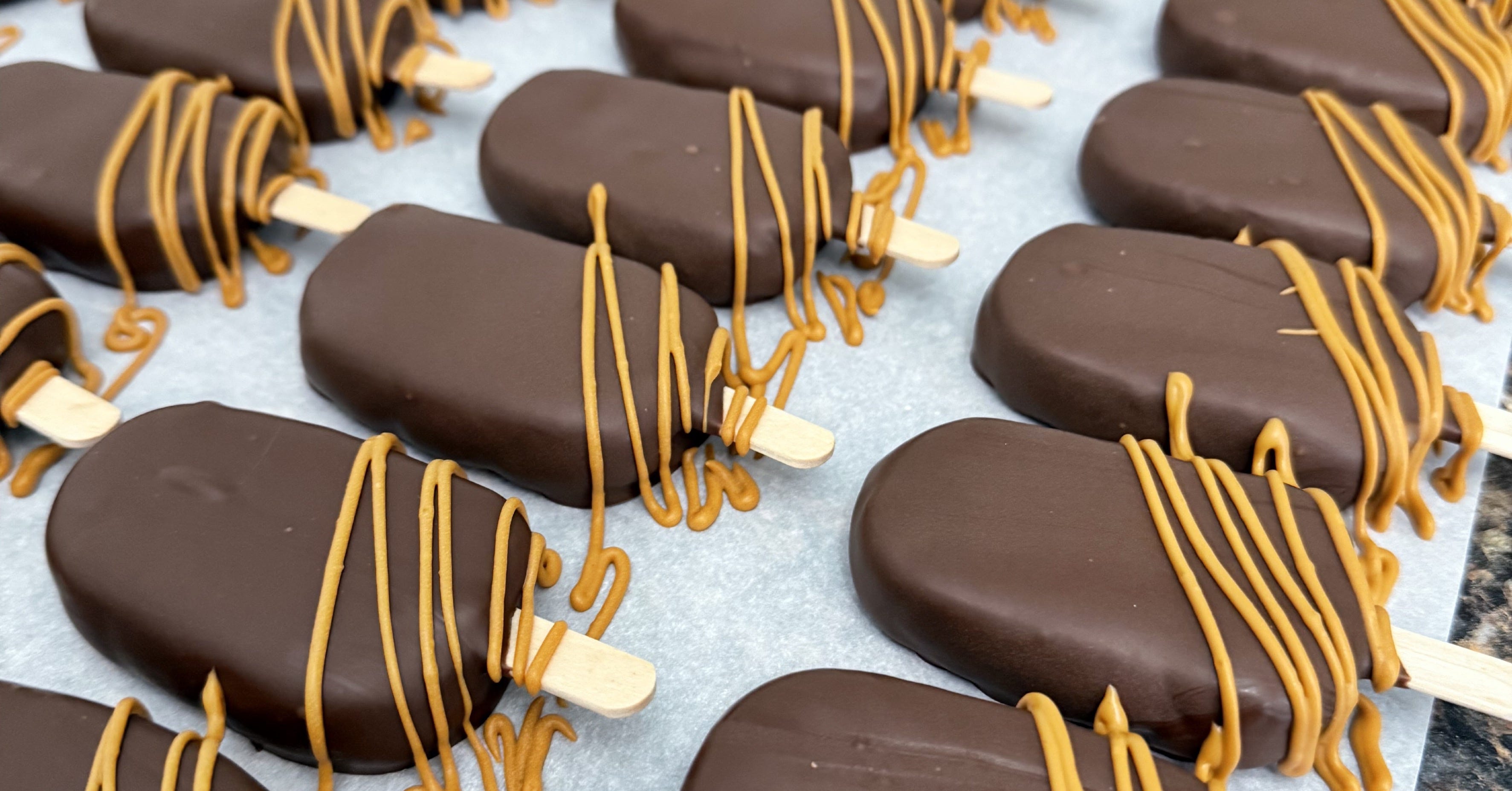DOUBLE CHOCOLATE SALTED CARAMEL CAKE POPS
