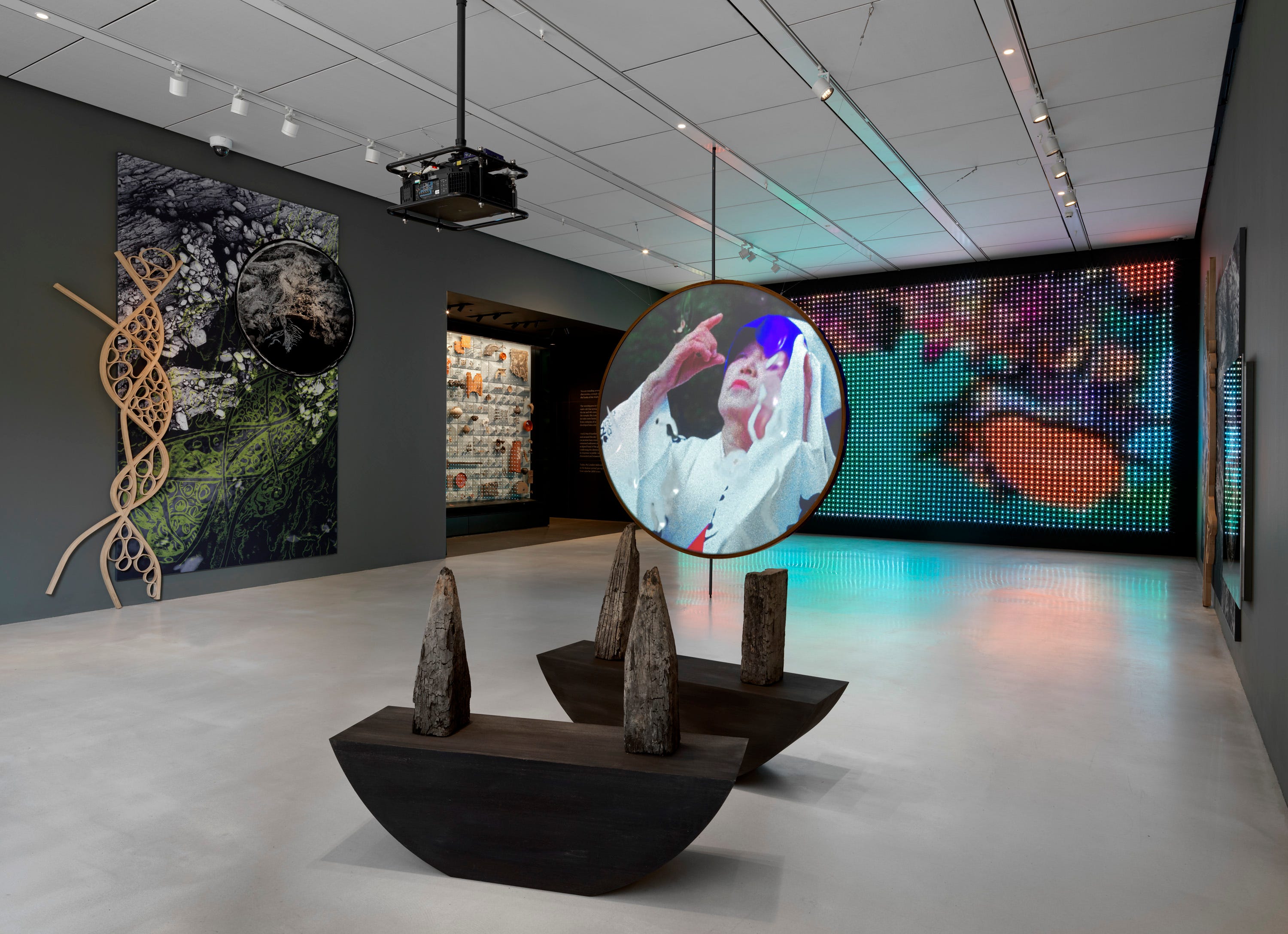 Gallery Representation vs Independent Art Practice: Which is Right for ...