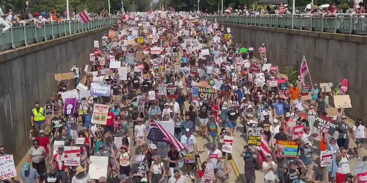 Huge anti-Trump protest in Washington DC. - by Gavin rocks!