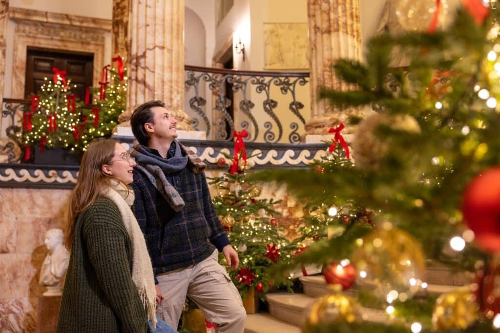 The Countess Who Dresses Holkham for Christmas