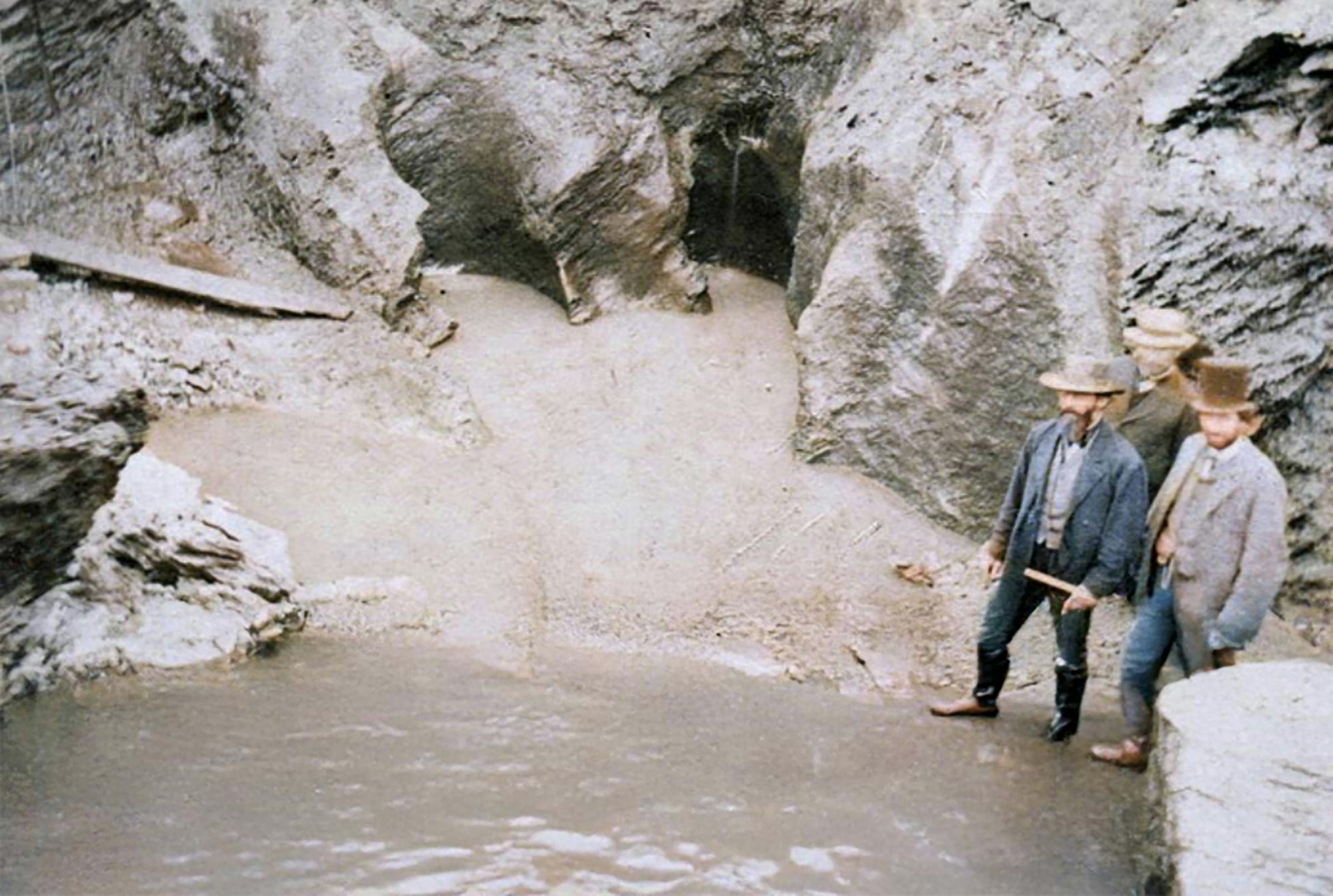 Valley of the Incognitum - by John Bulmer