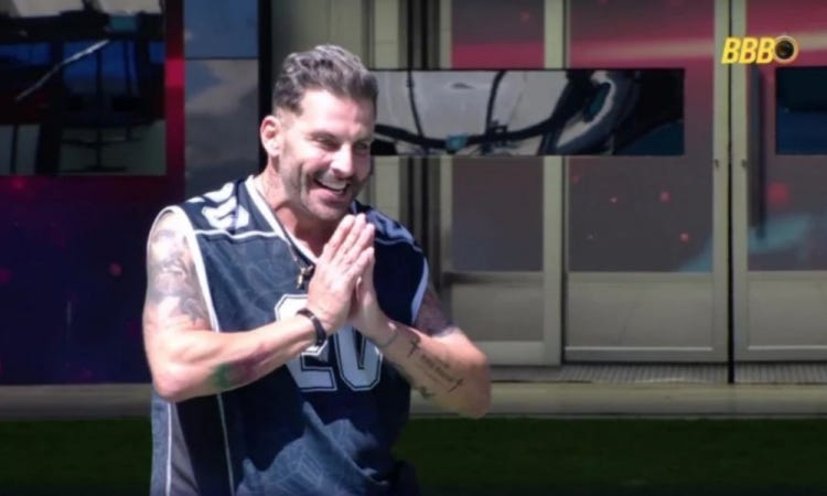 Colleen Hoover undergoing cancer treatment; BR: singer Luan Pereira ...