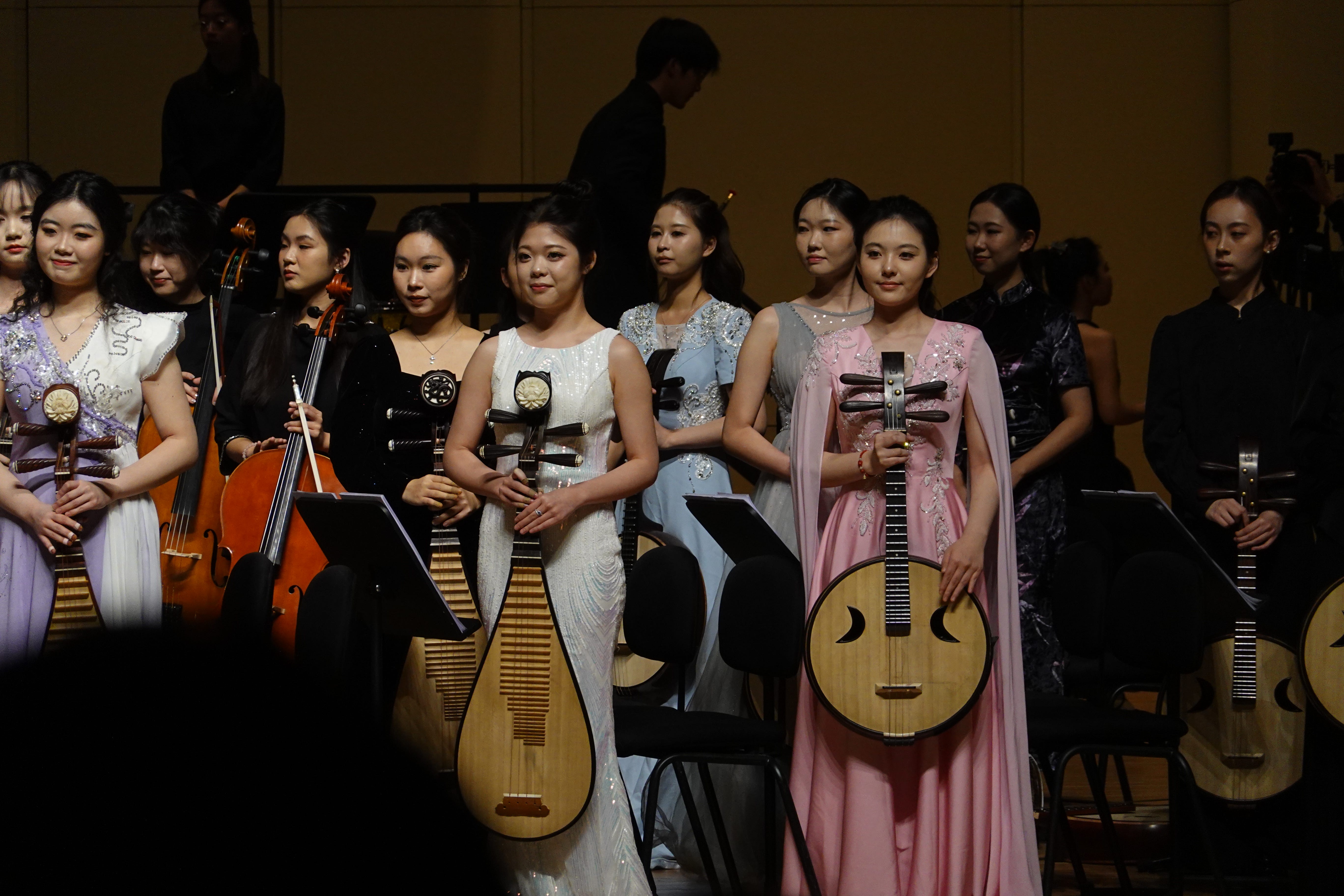 Han Lei and Students Spotlight Guanzi - by Rudolph Tang