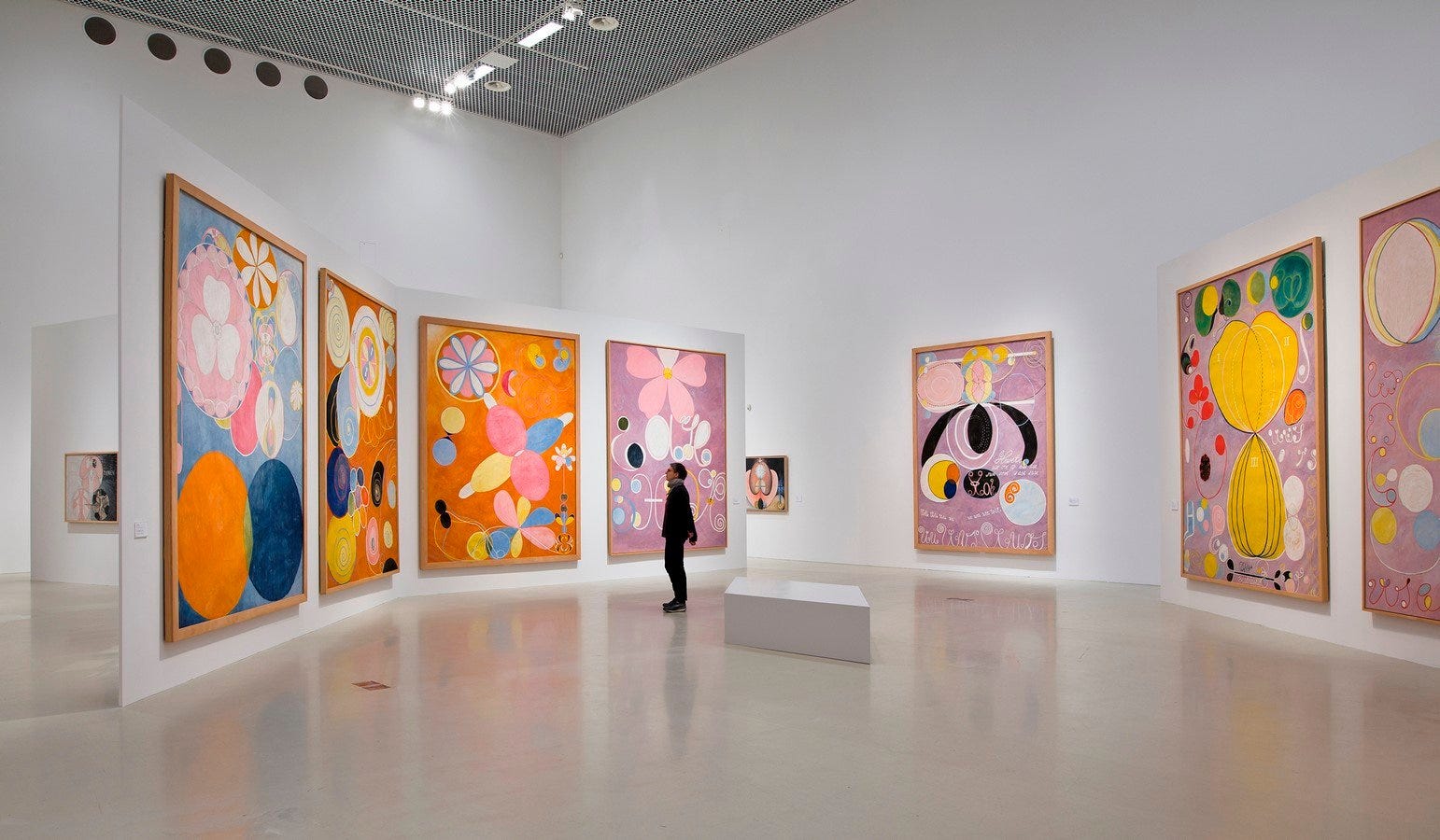 Gallery Representation vs Independent Art Practice: Which is Right for ...