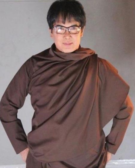 UK: comic Simon treated by audience member after heart attack; journo ...