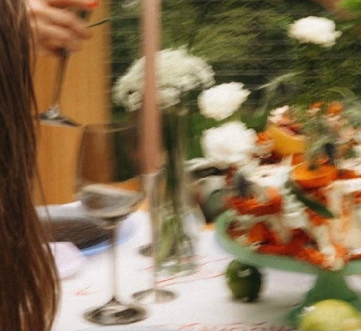 How To Host A Dinner Party: Girl On A Budget Edition(Volume 2)