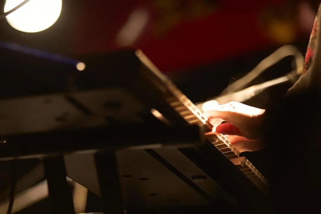 专访 魚住英里奈 | 音乐现场也是与自己的对话 - UPEE REVIEW