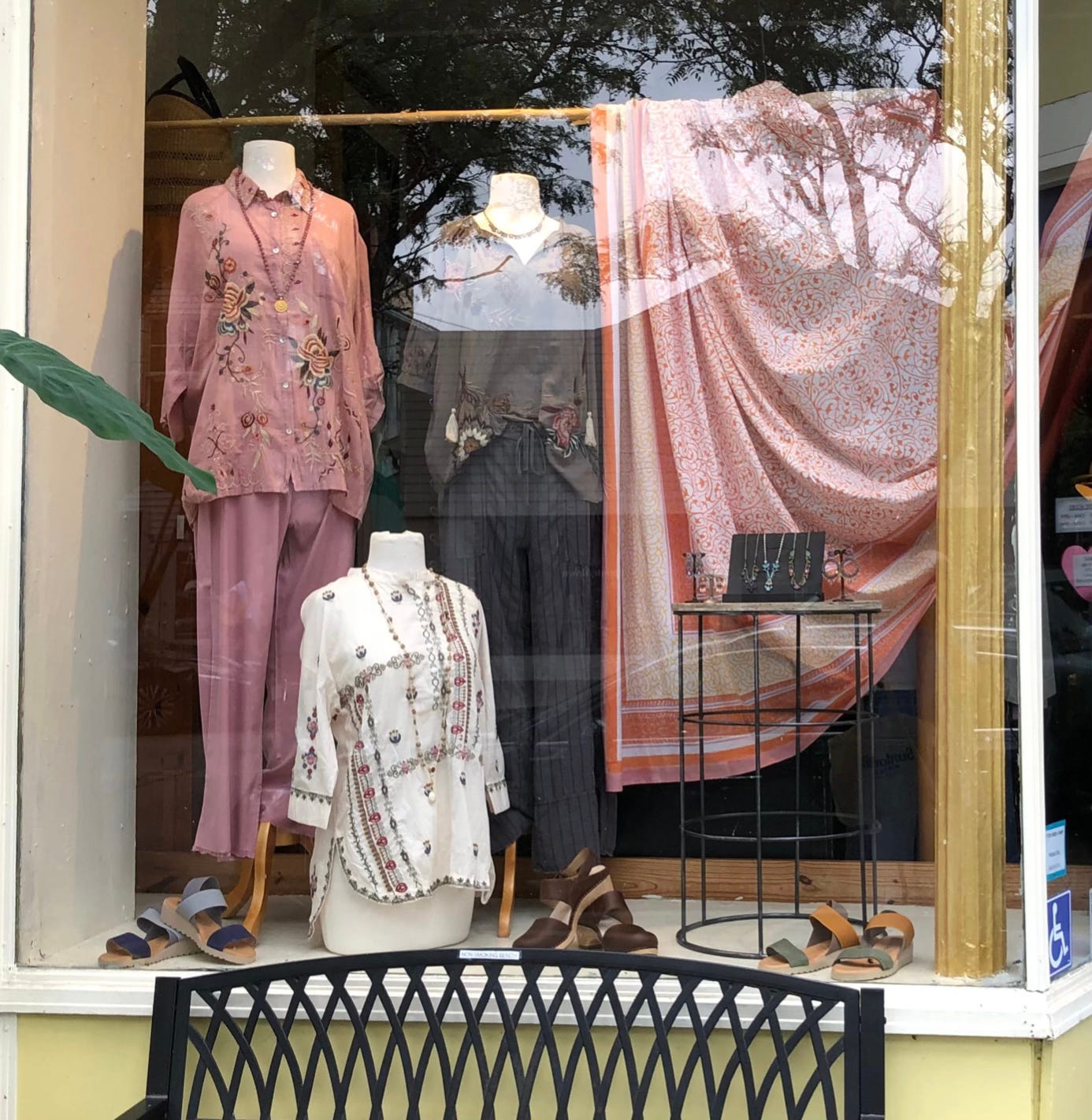 clothes window display ideas