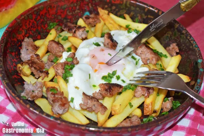 Huevos rotos con butifarra fresca