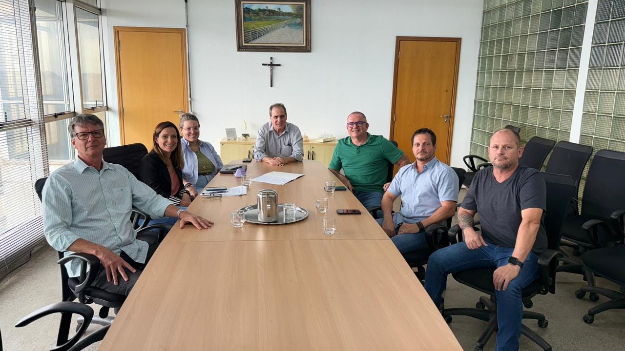 Helinho Zanatta assina termos de regularização de hangares do Aeroporto ...