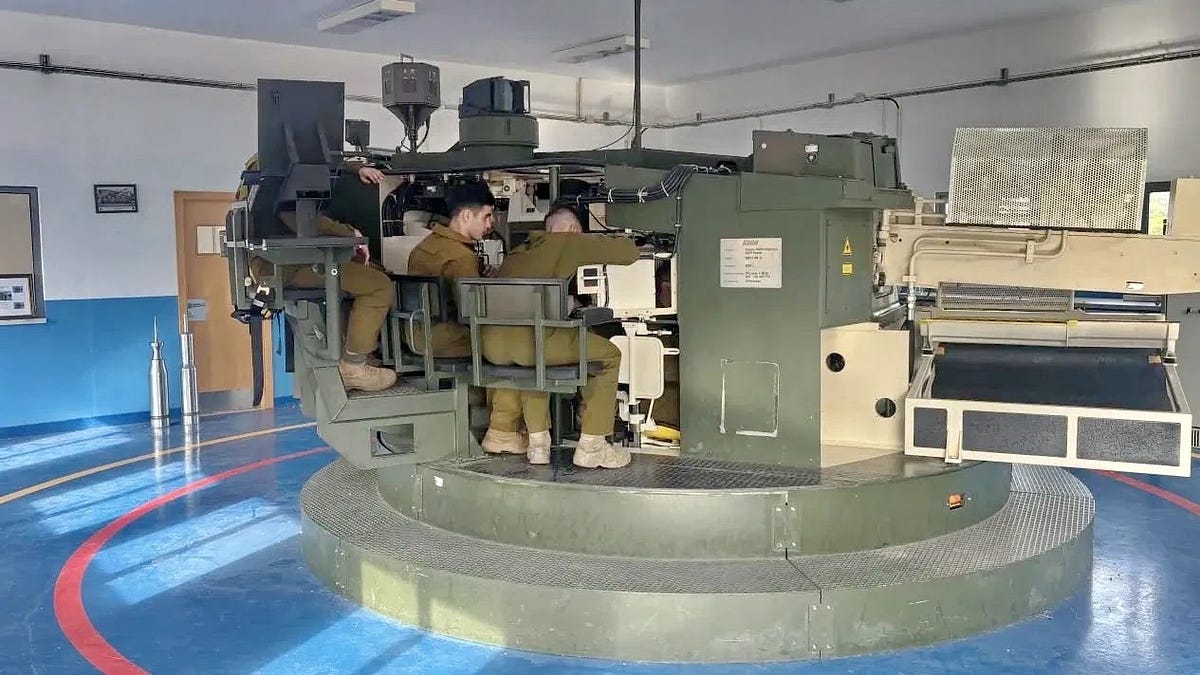 Militares portugueses em sistema de treino de torre do carro de combate ...