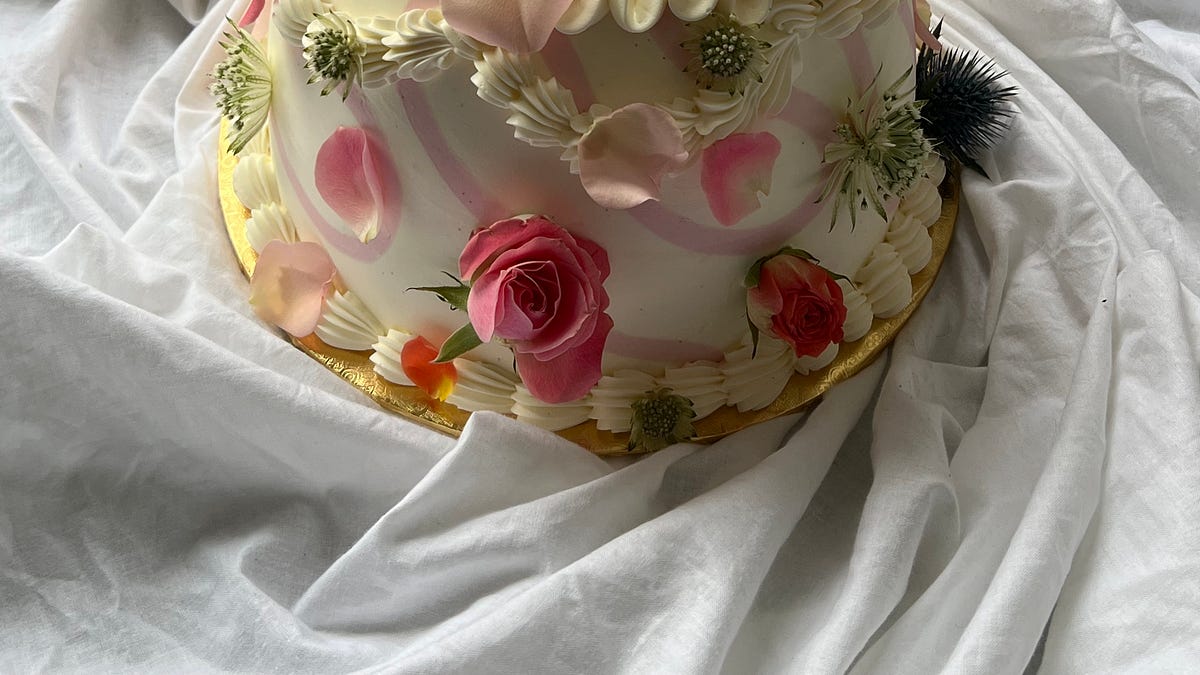 squiggle design on cake