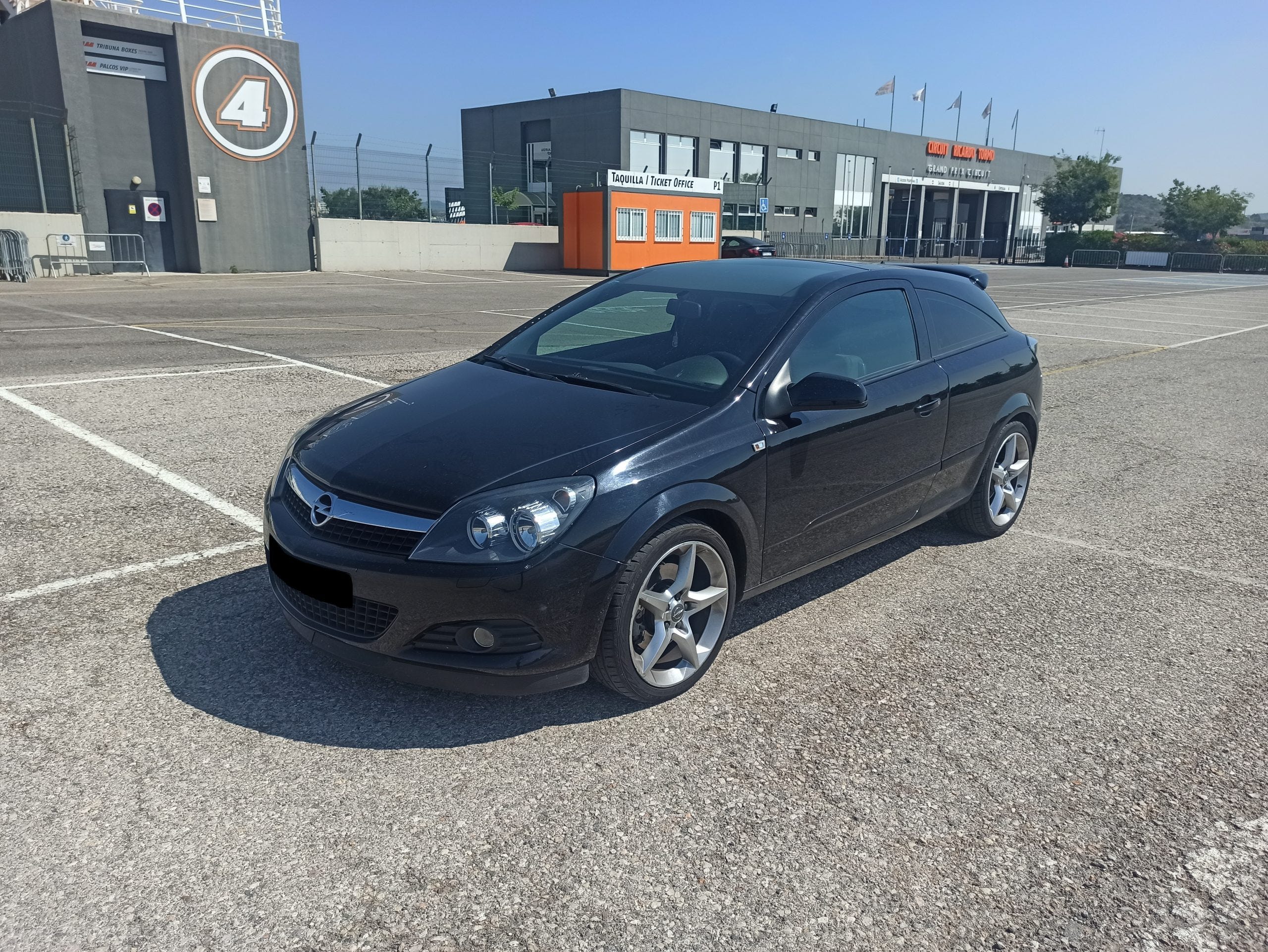 Why I hate the cheap hot hatch? - by Álvaro Martínez