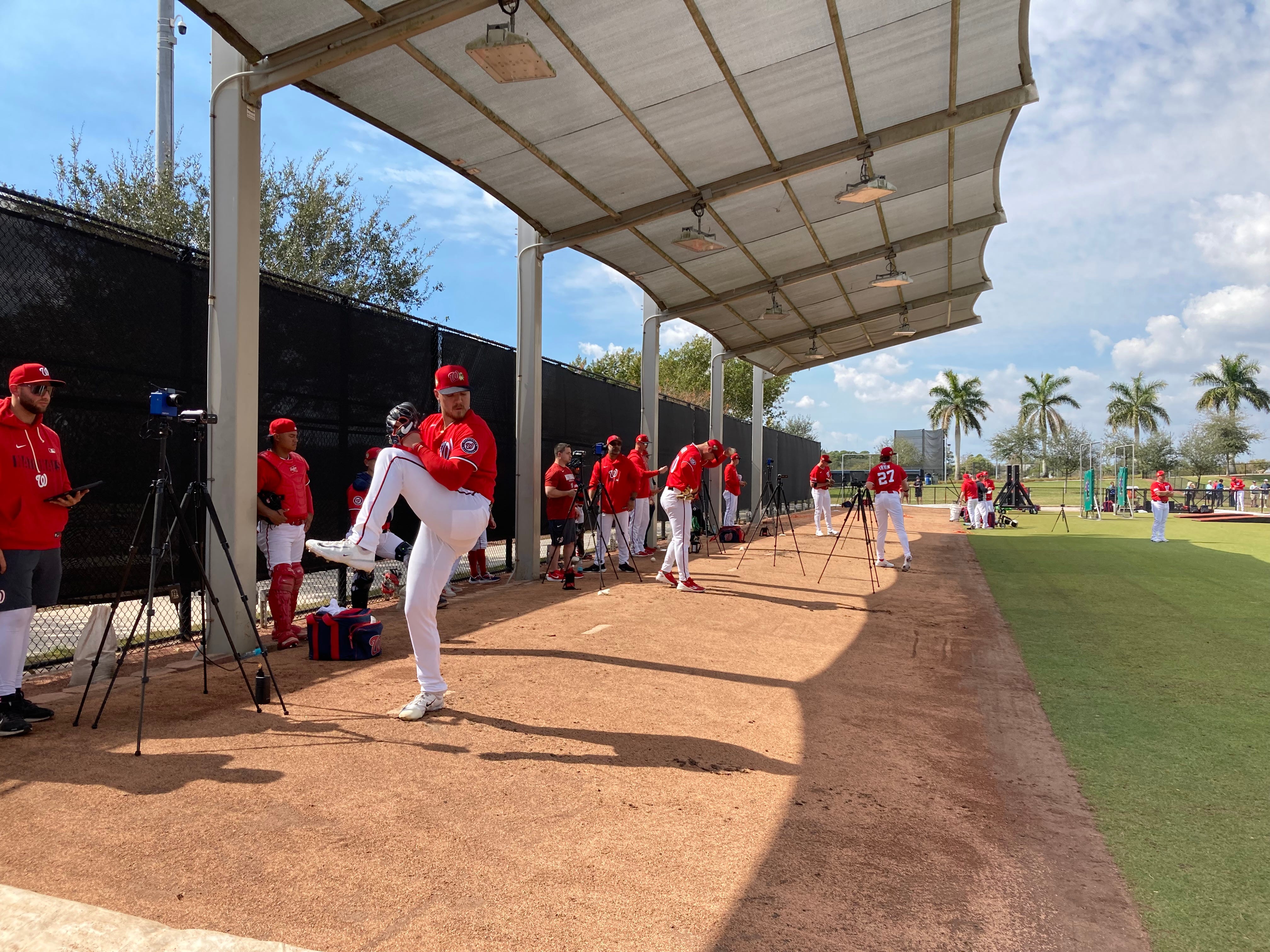 Pérez arrives, Smith signs, Chaparro works with starting infield