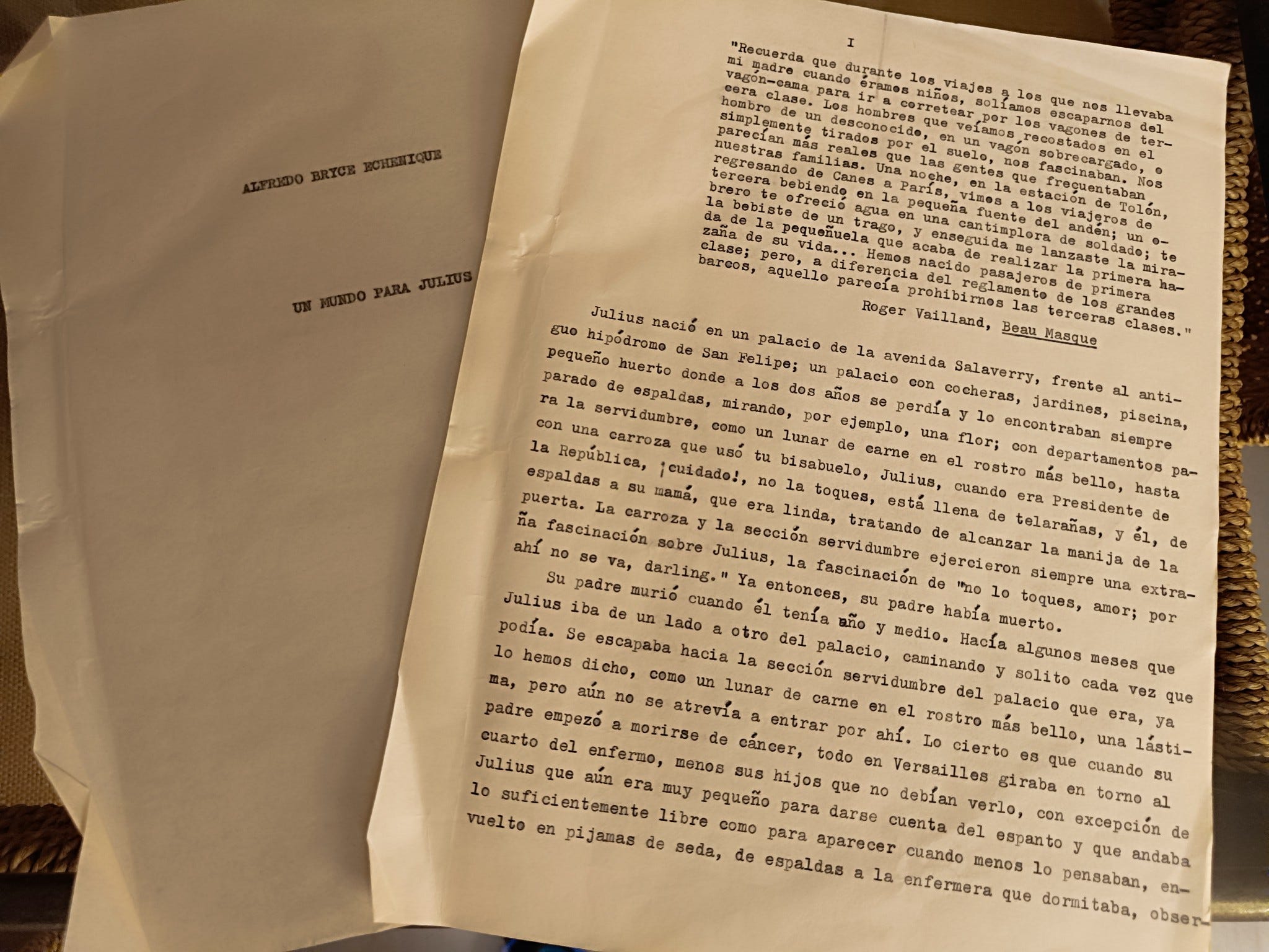 El Instituto Cervantes recibe el manuscrito de «Un mundo para Julius»