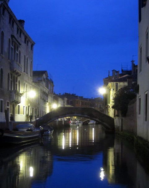 How to find romantic nighttime walks in Venice