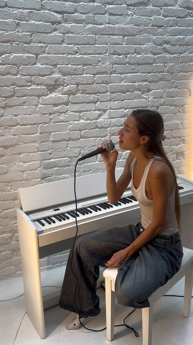 X Factor 2025, chi è davvero Layana Oriot: il segreto dietro la voce che ha conquistato tutti