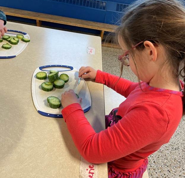 Farnham Elementary’s salad bar becomes a model for healthy eating as ...