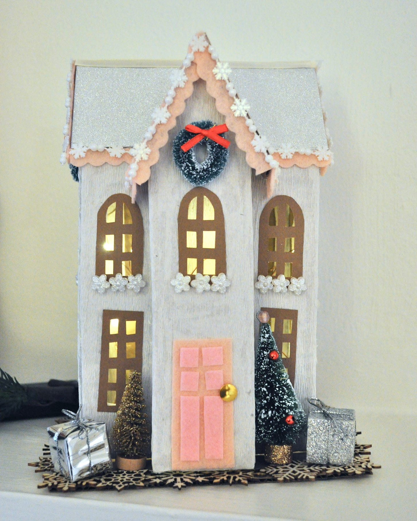 Cozy Christmas House DIY - by Celia Darío - Mrs. Darío