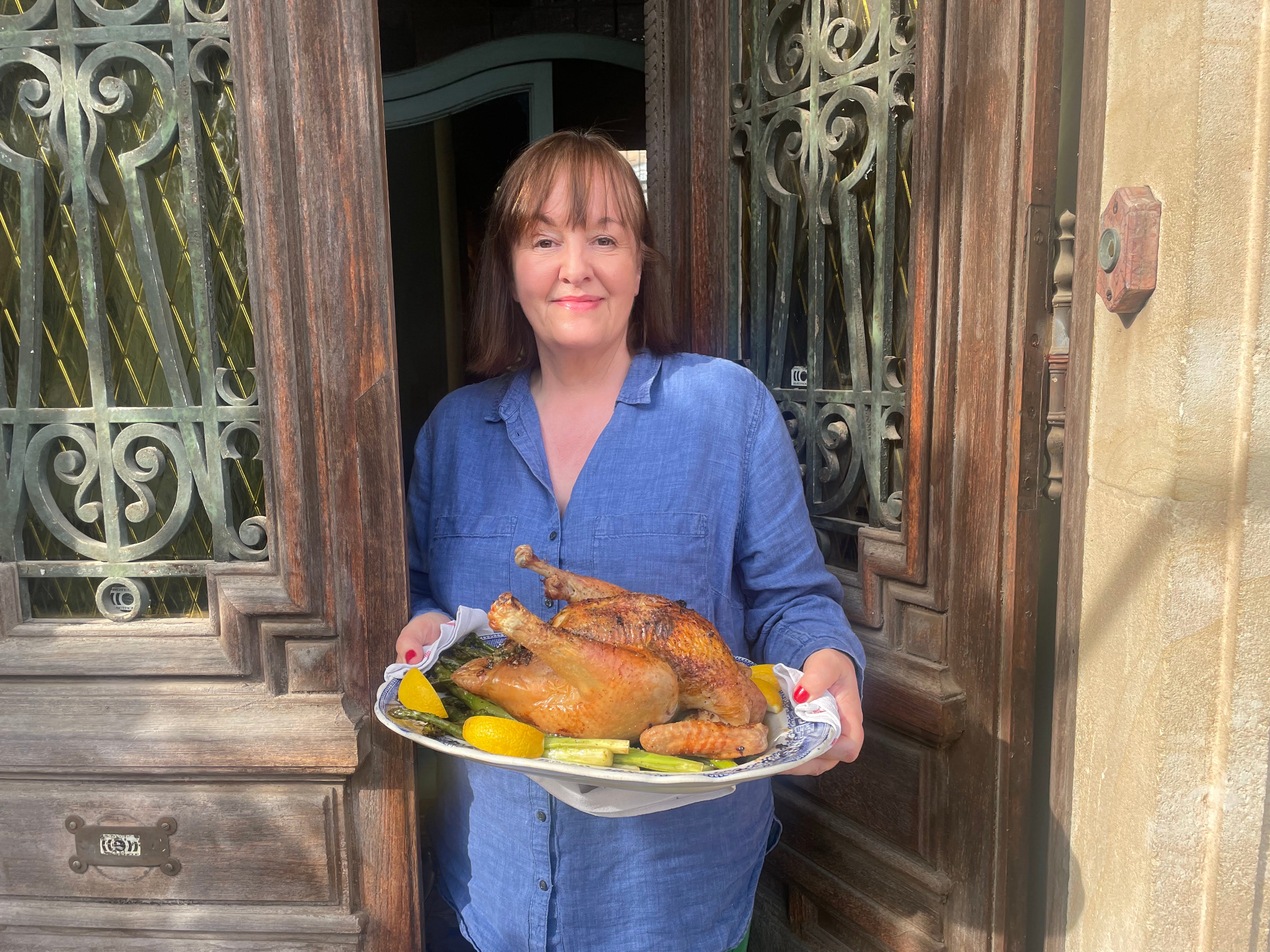 At the table with Debora Robertson - by Audrey Le Goff