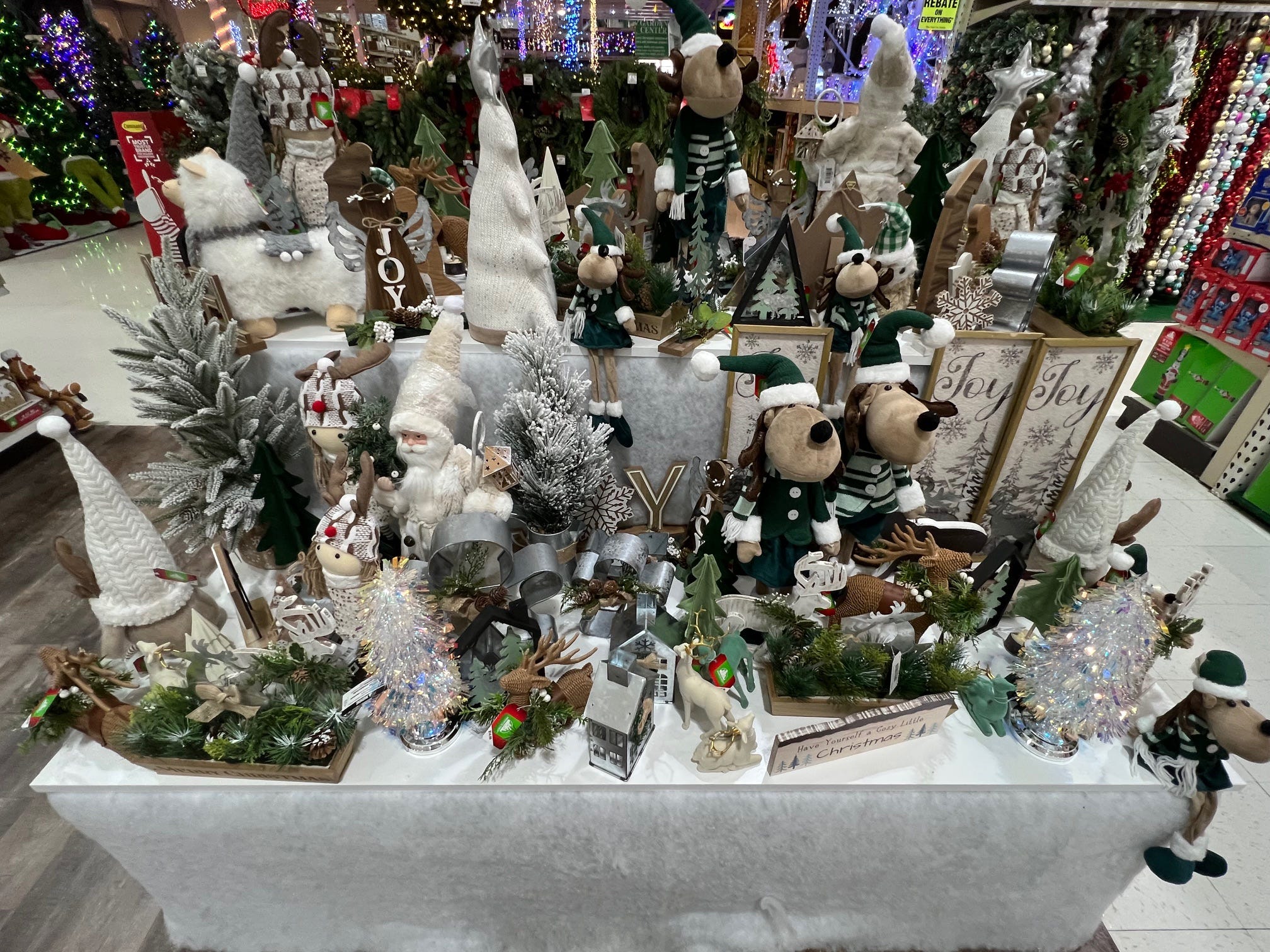 How Menards Made a Simple Tree Display the Season’s Standout
