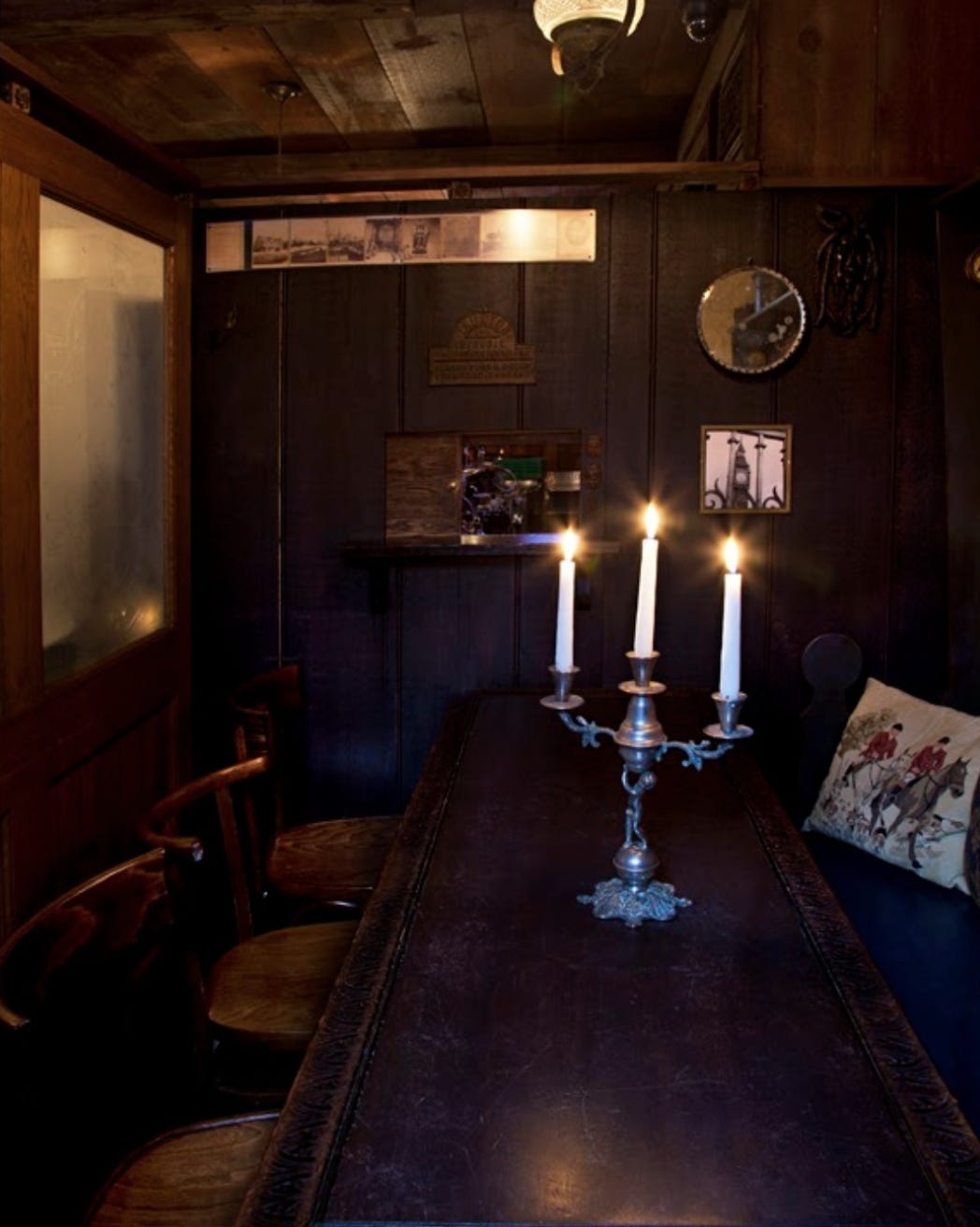Irish pub snug: History and pictures - by Robert Khederian