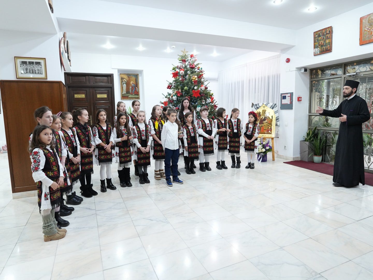 Preasfințitul Părinte Episcop Vincențiu a primit grupuri de colindători ...