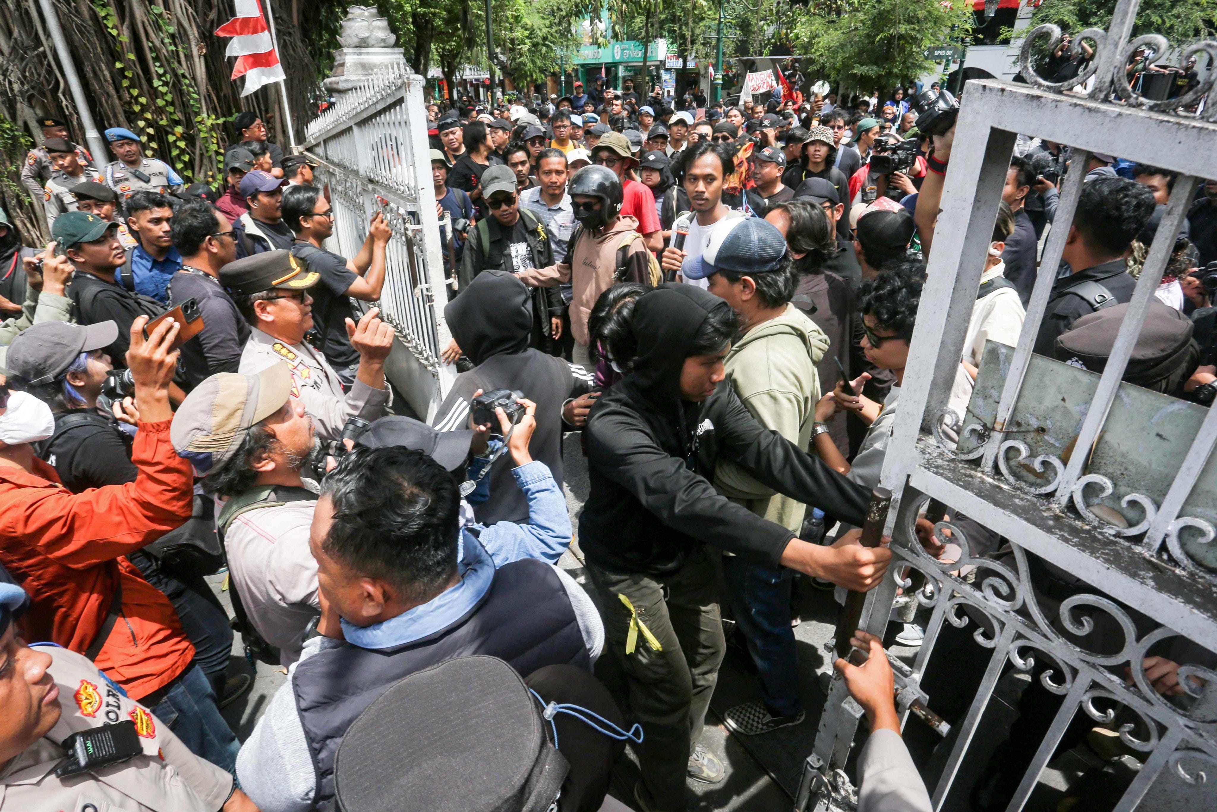 Indonesia in the Crosshairs: The Long Arc of U.S. Empire and the “Color ...