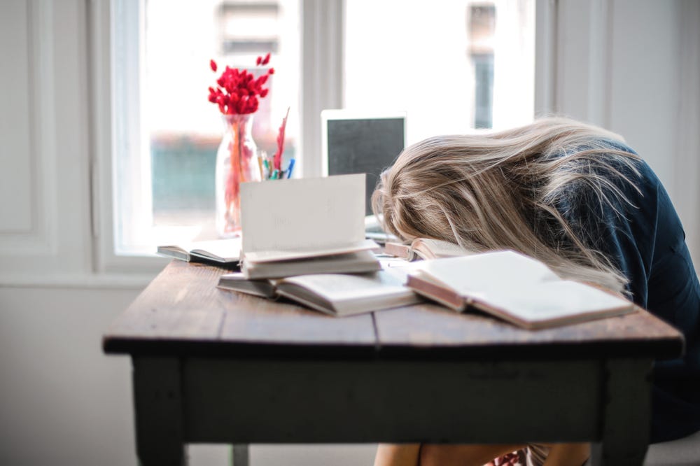How are spontaneous thoughts and sleep related?