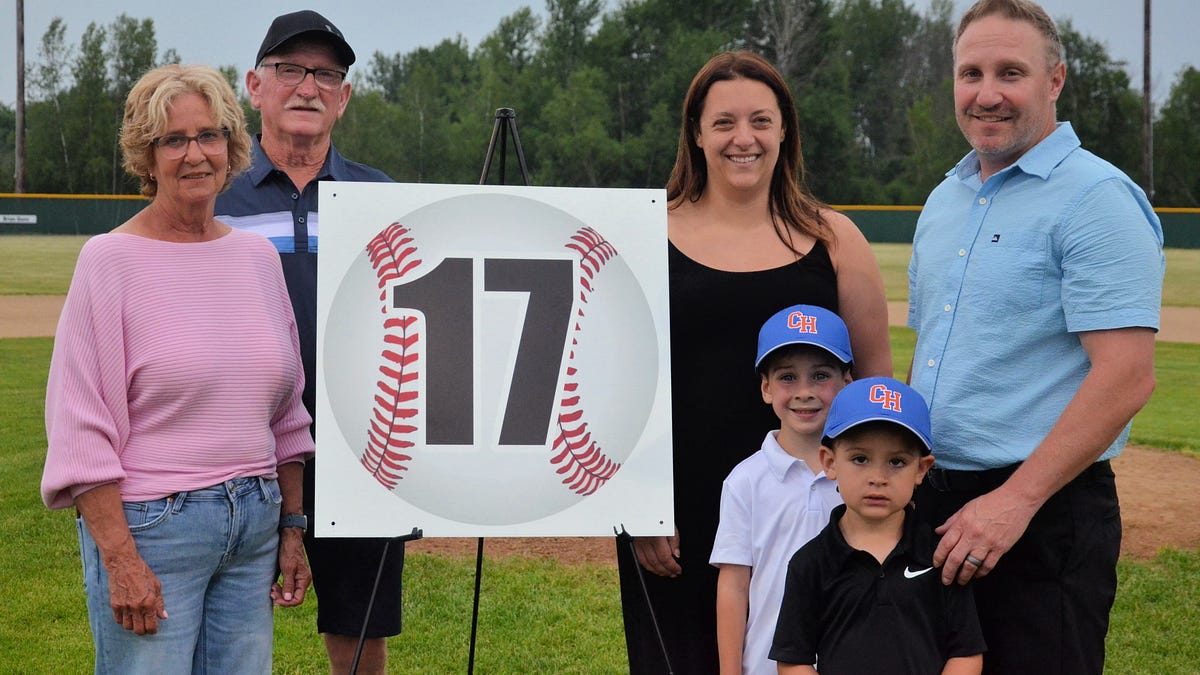 Pre-game ceremony celebrates former Tigers