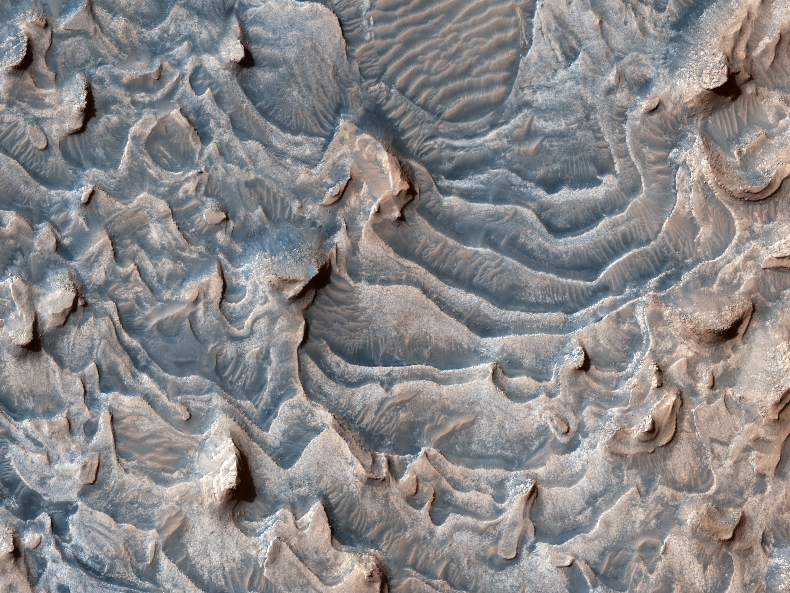 Strati ricoprono il fondo di un cratere