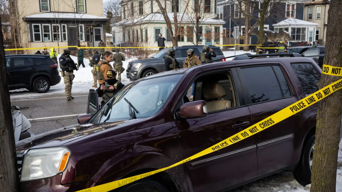 Here's How Cops Are Supposed to Approach a Car