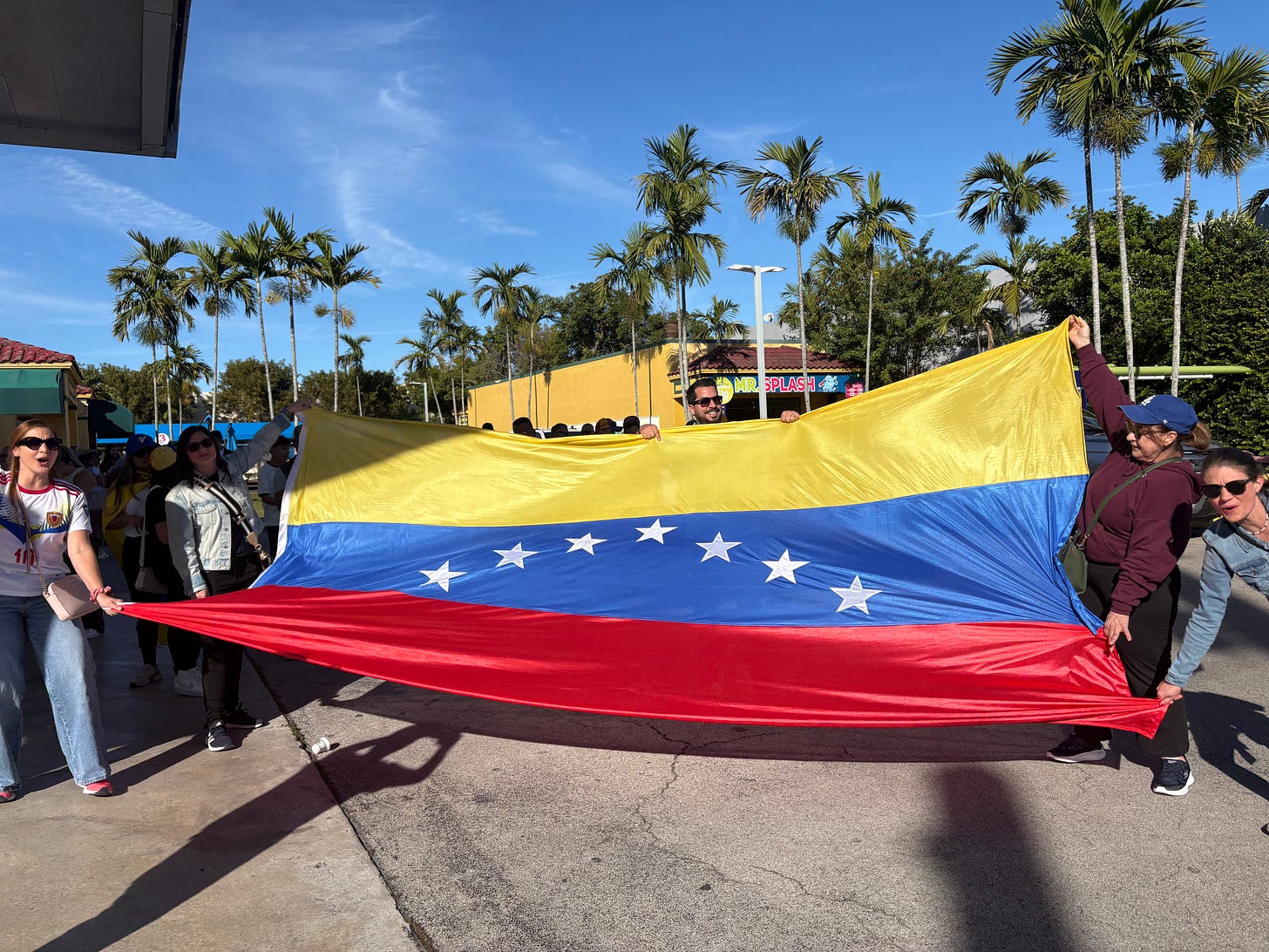 CAYO MADURO ¿Y AHORA QUE? /MADURO HAS FALLEN. NOW WHAT?