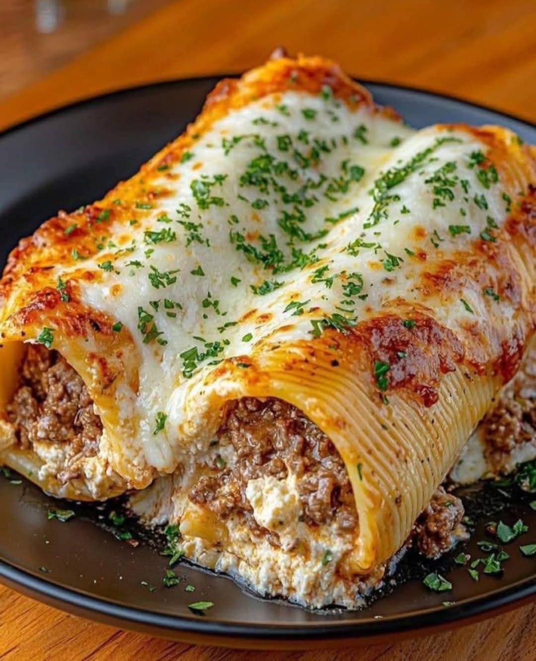 Classic Italian-Style Beef Stuffed Manicotti: The Best Comfort Food Dinner