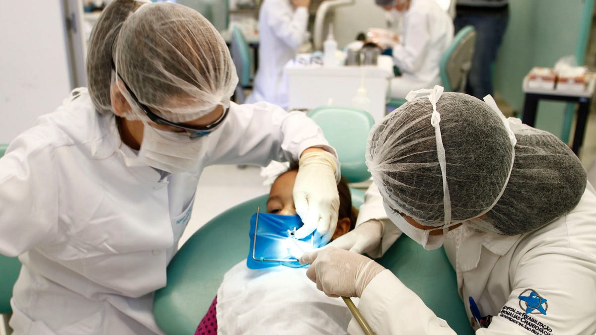 Inflamação bucal pode agravar danos cerebrais associados ao Parkinson ...