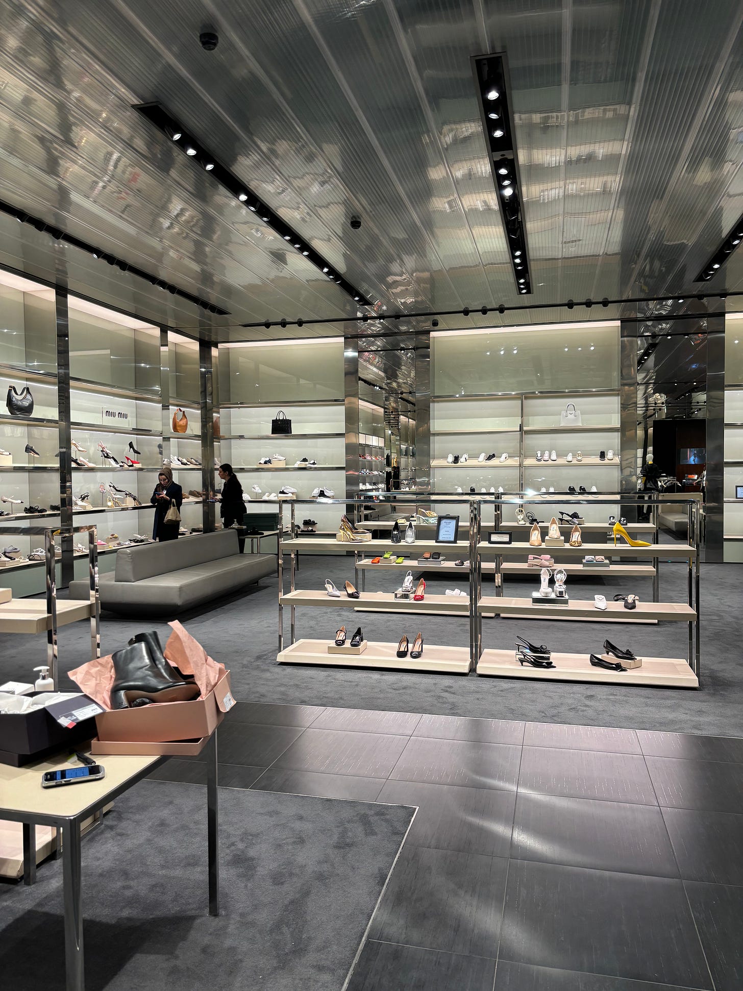 difference between prada and prada outlet