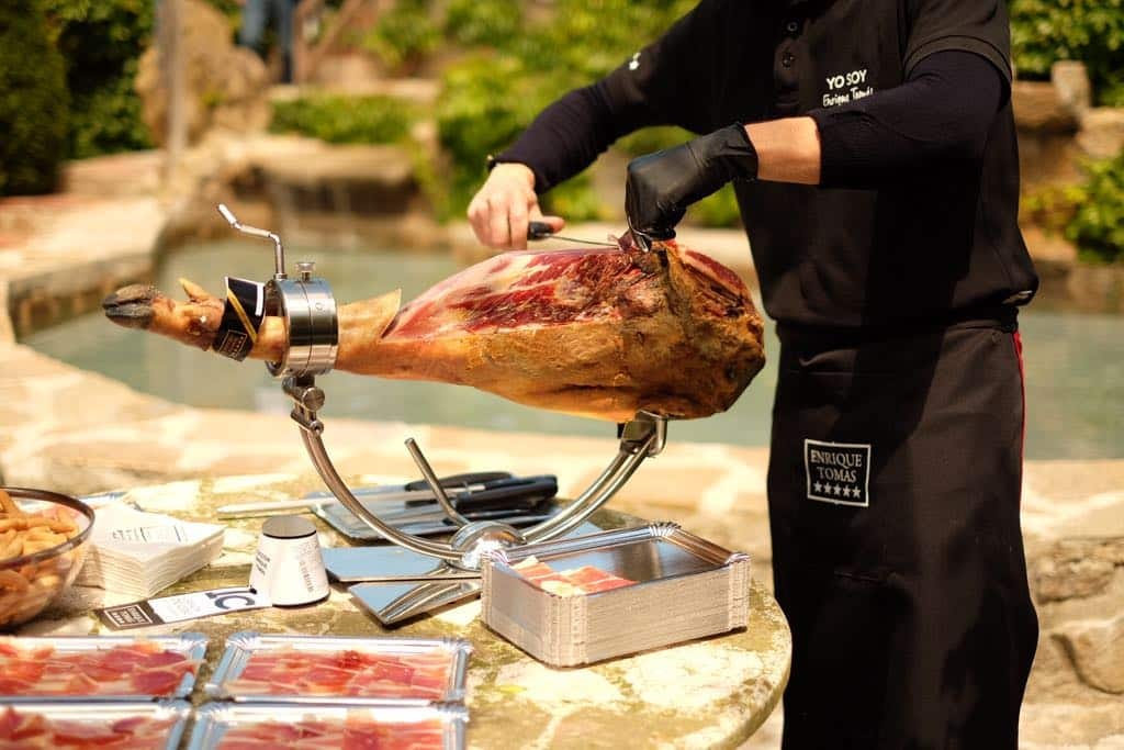 Jamón Ibérico vs Serrano — What’s the Difference?
