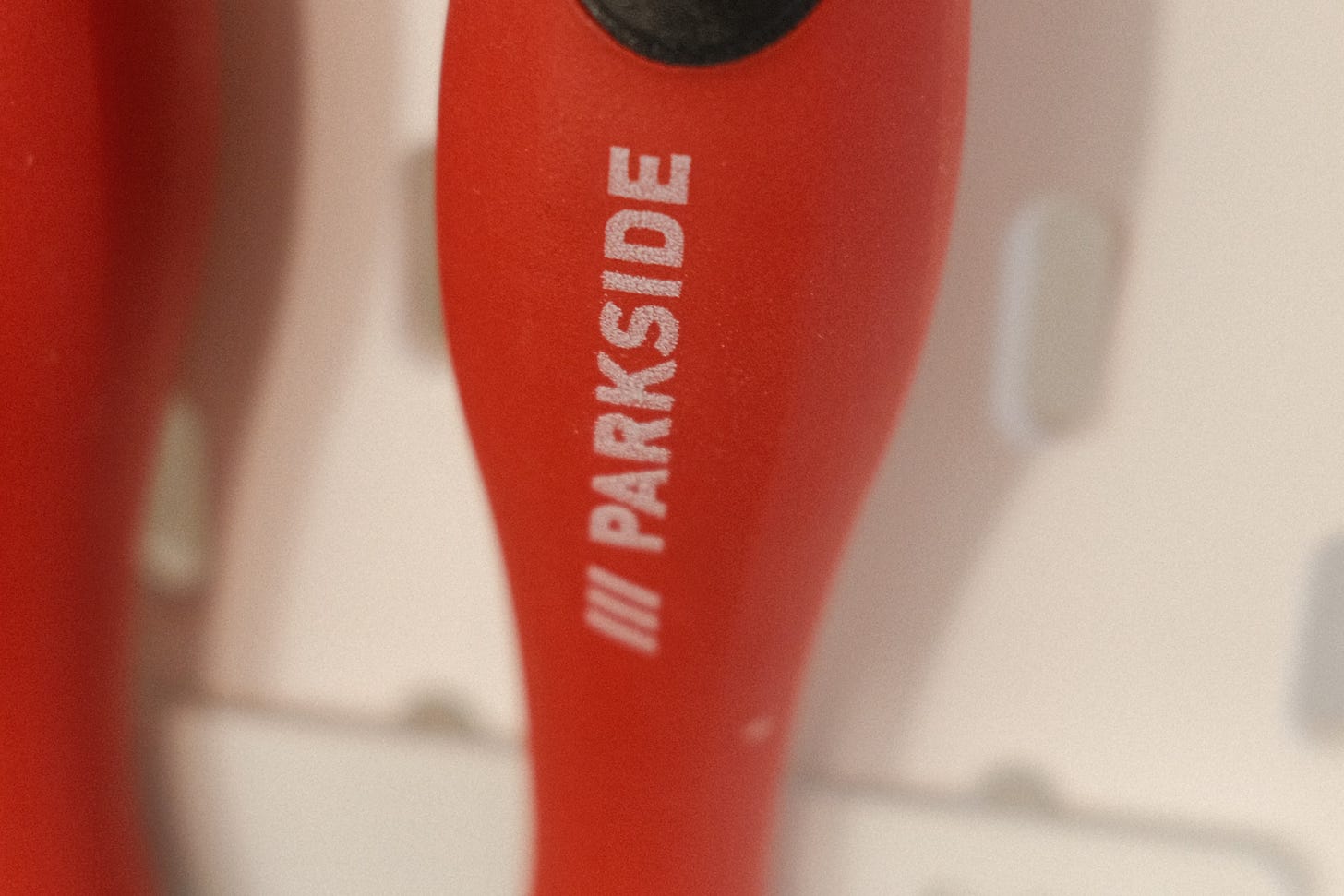 The art of observing: hidden details in everyday objects