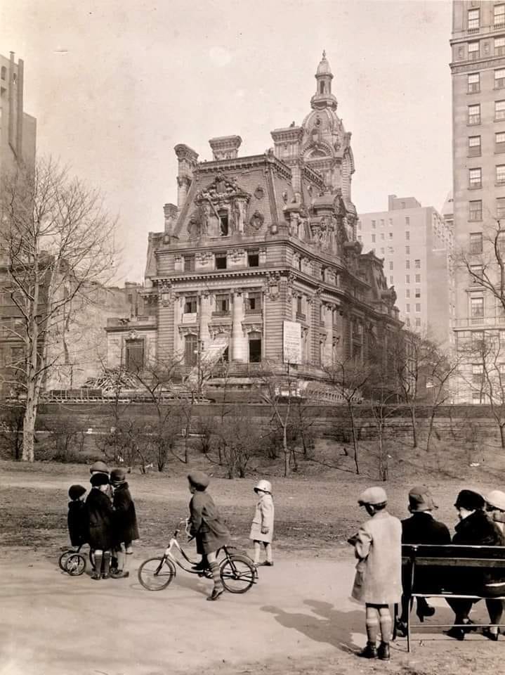 The history of Dr. Satterwhite's 20-room apartment at 960 Fifth Avenue