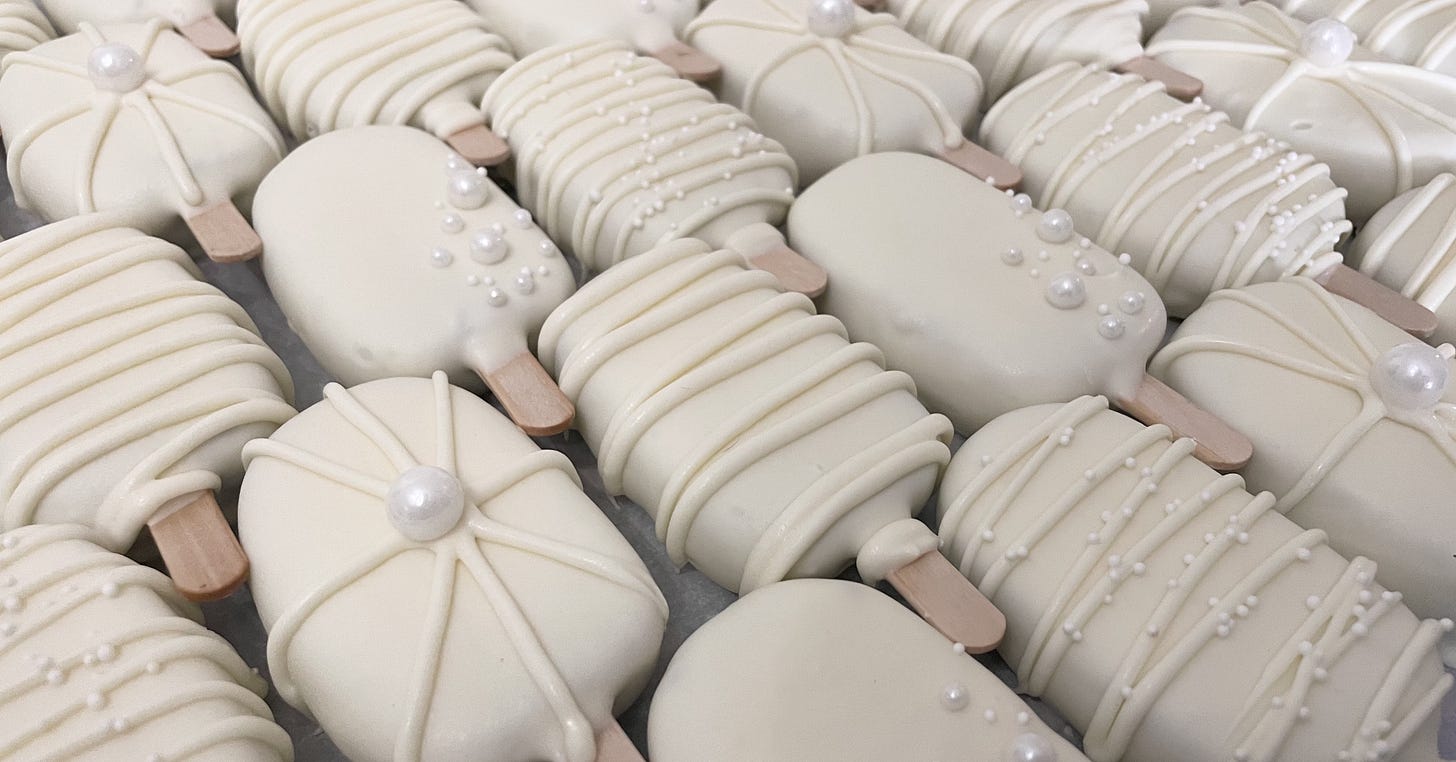 FRENCH VANILLA CAKE POPS - Cake by Kaity