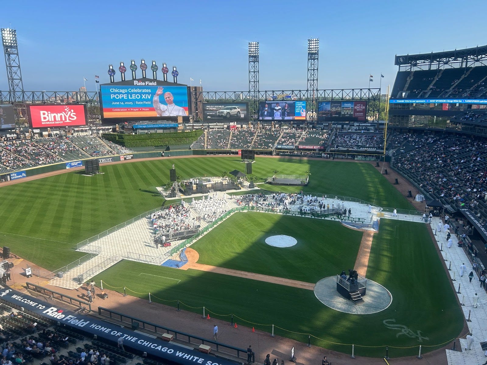 Chicagoans swarm White Sox stadium to celebrate South Side pope