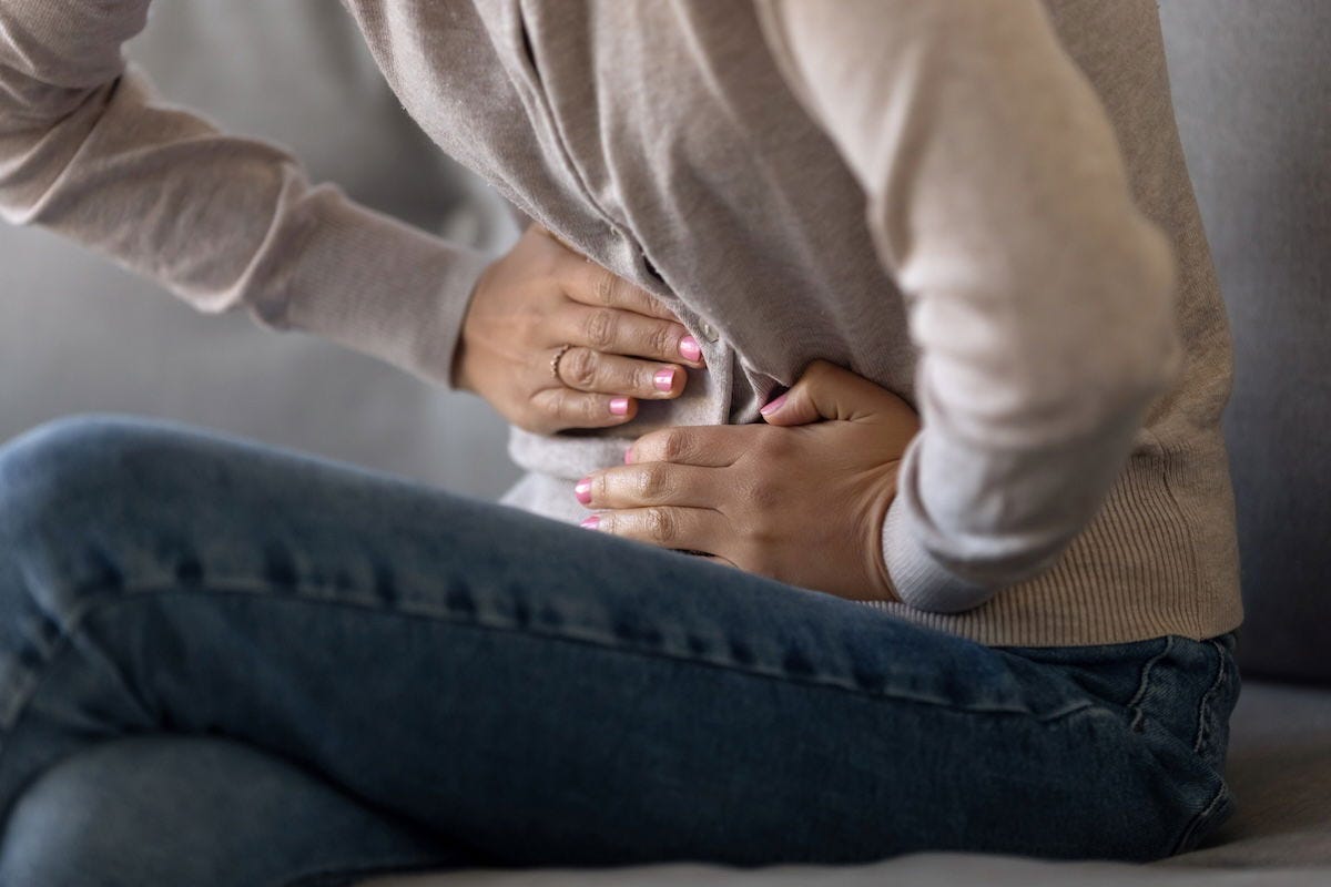 Dor abdominal: 11 causas, o que fazer (e quando ir ao hospital)