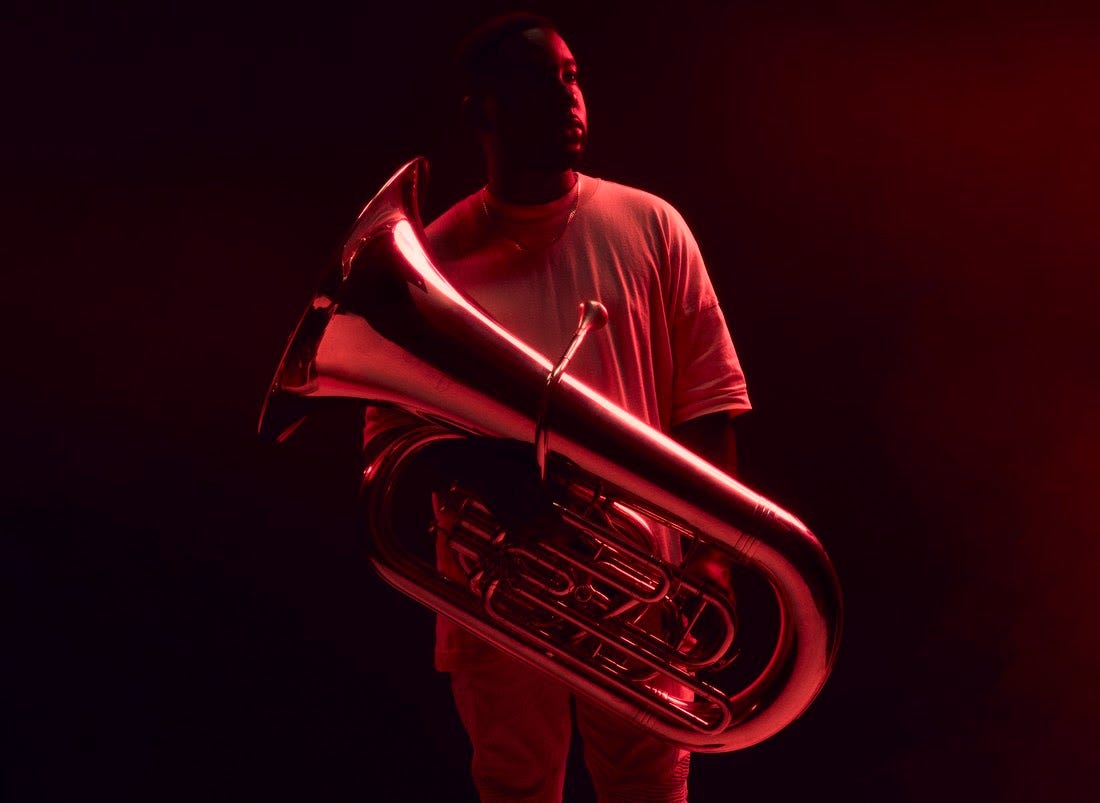 Theon Cross e o Renascimento da Tuba no Jazz Contemporâneo: Uma Leitura ...