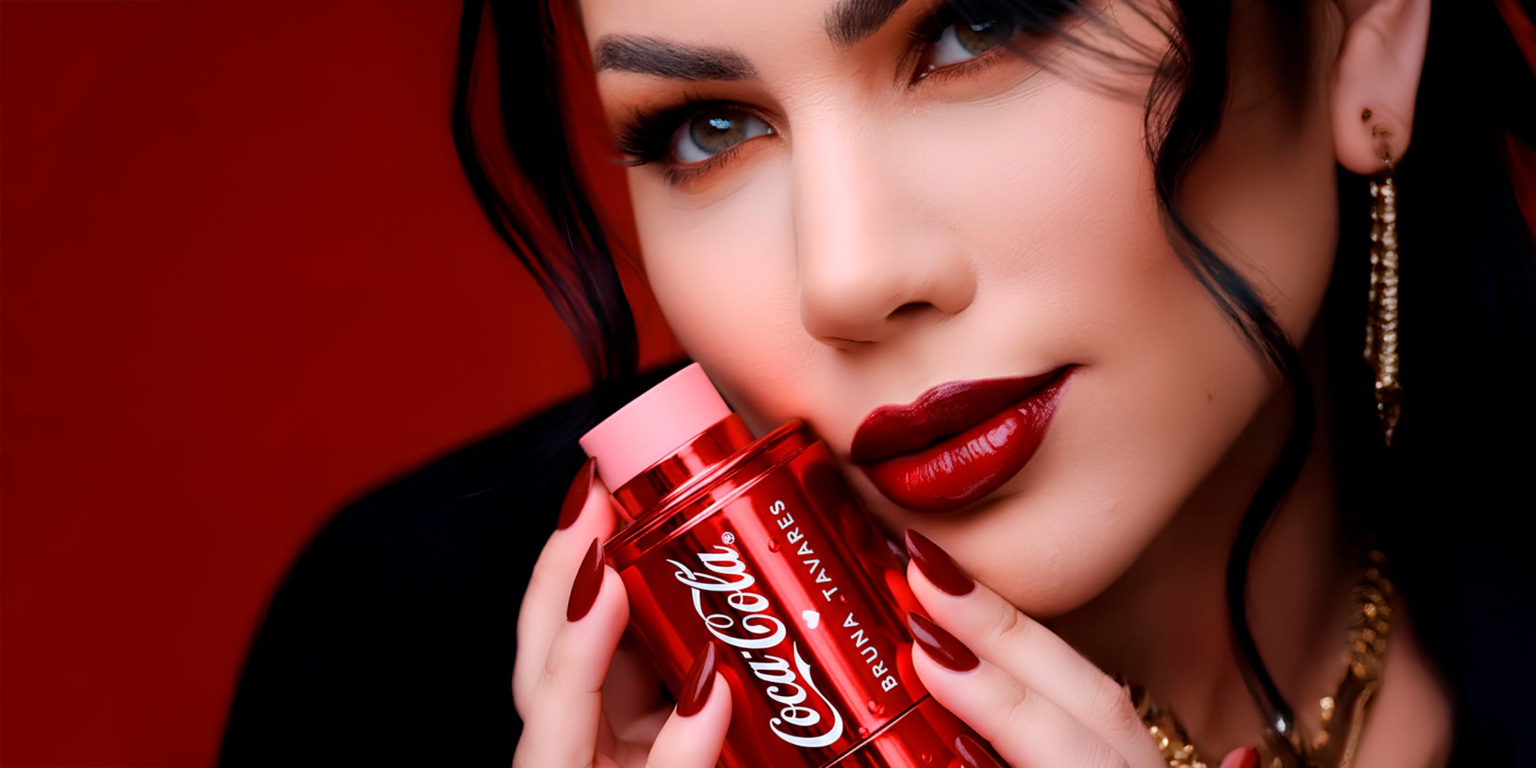 Bruna Tavares x Coca-Cola: collab lança coleção com 15 novos produtos.