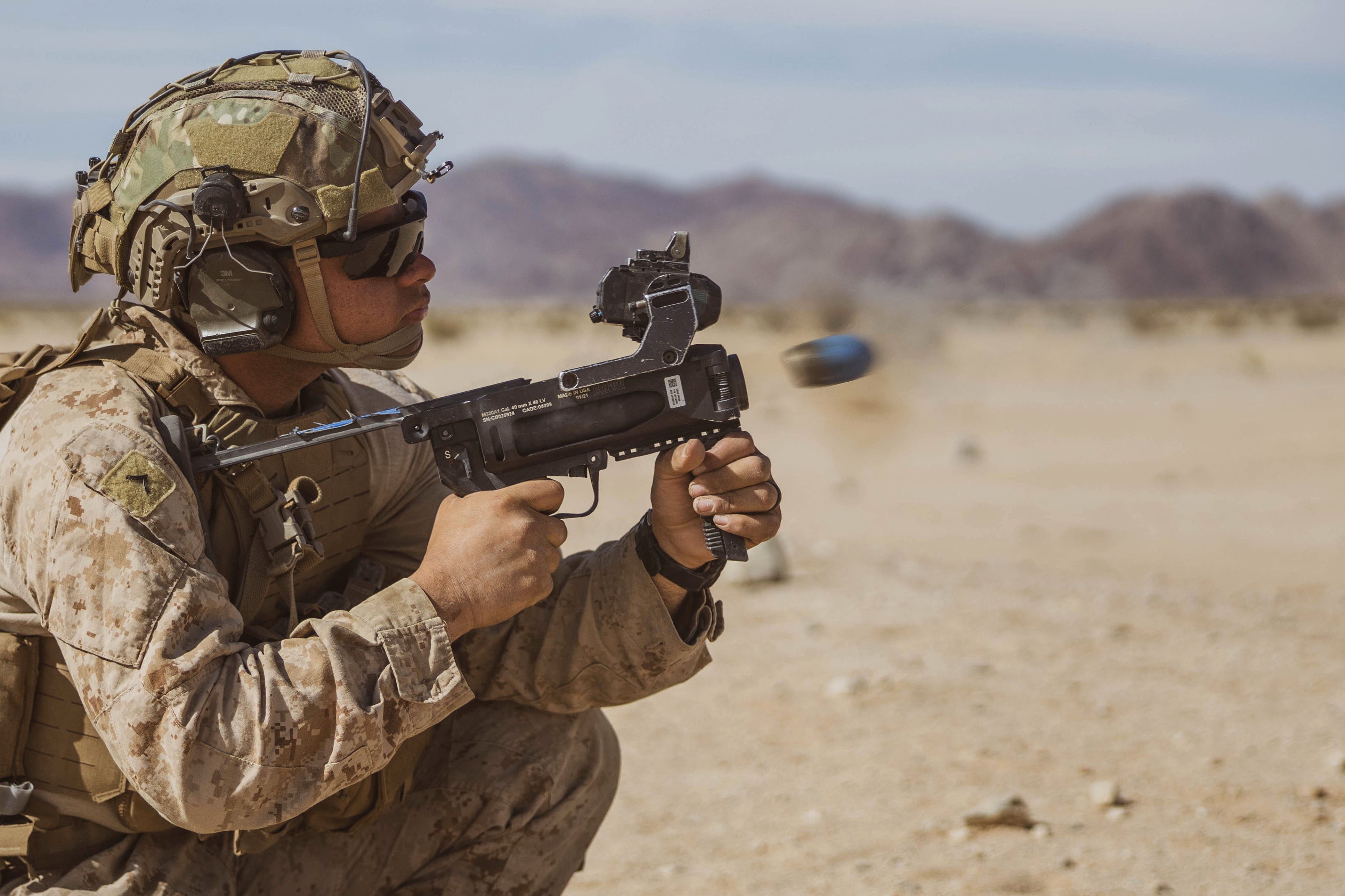 Treino de "Marines" norte-americanos com lança-granadas M320 do deserto ...