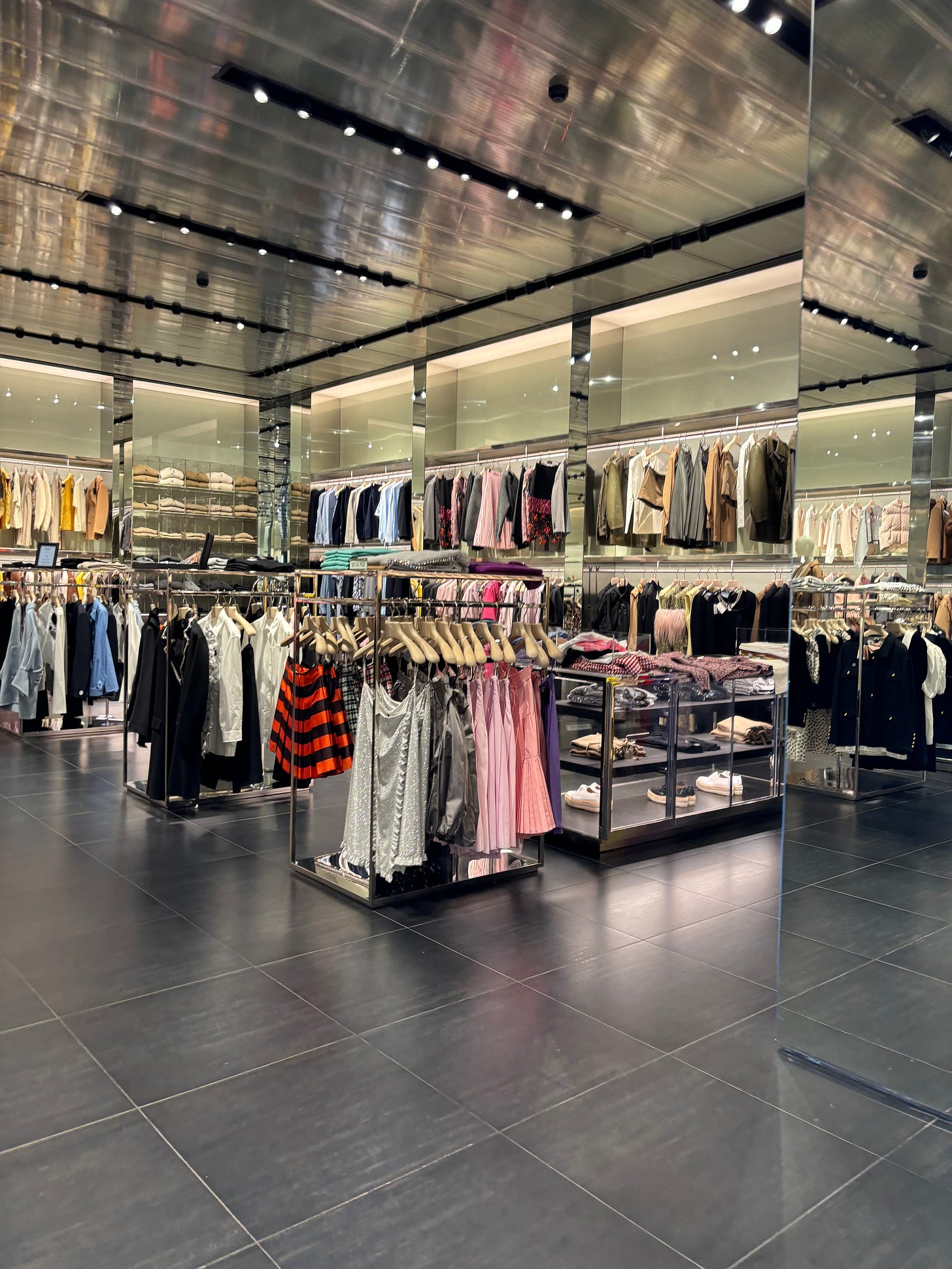 difference between prada and prada outlet