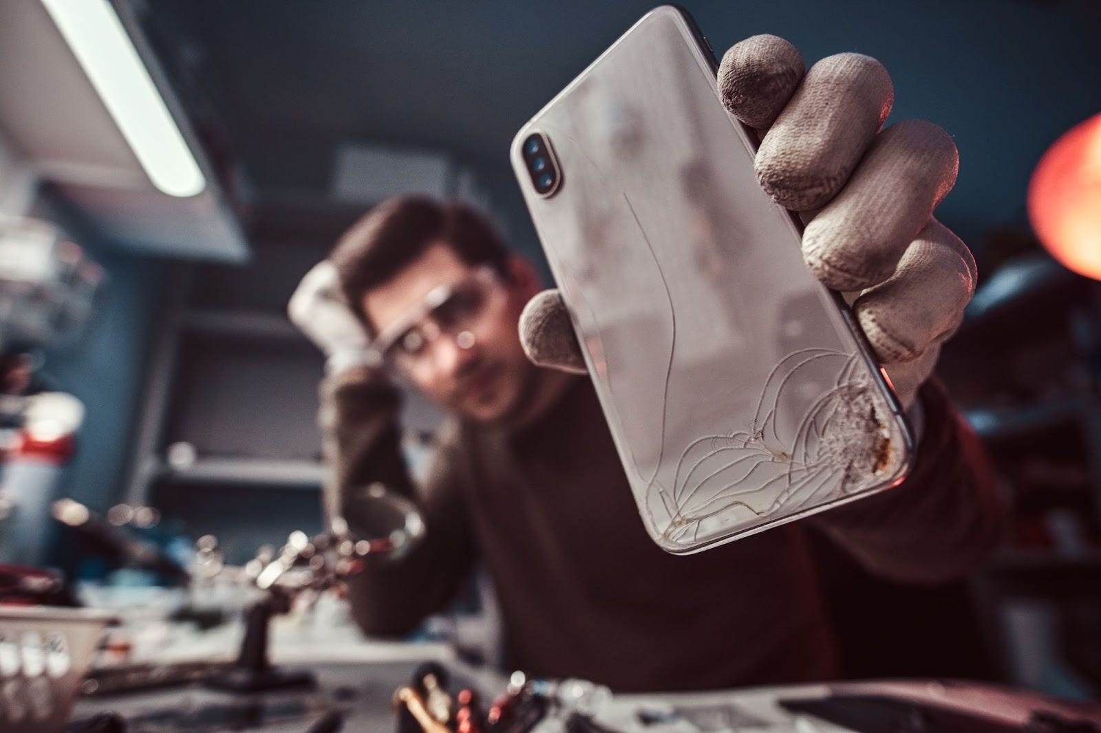 Tanda-Tanda Penting Handphone Perlu Diservis Meski Masih Menyala Normal