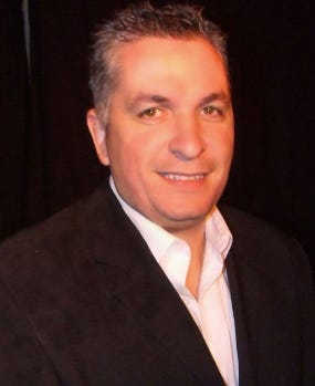 UK: comic Simon treated by audience member after heart attack; journo ...