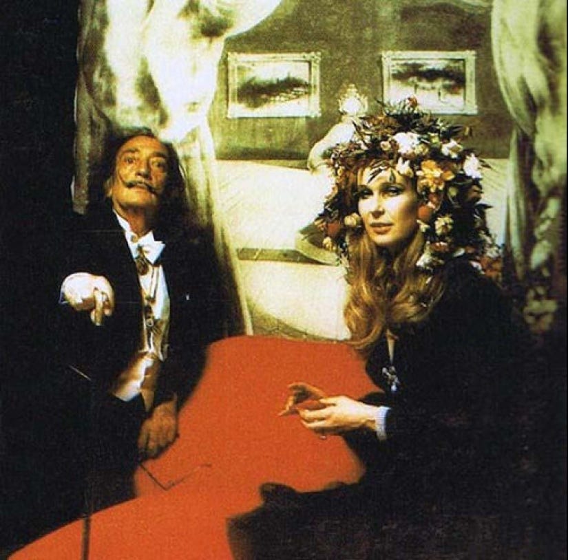 21 Goosebumps Inducing Photos From Secret Masonic Party of 1972