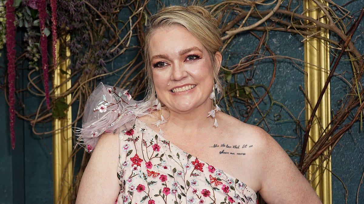 Comments - Colleen Hoover undergoing cancer treatment; BR: singer Luan ...